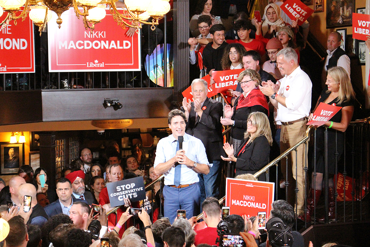 Trudeau wraps up 40-day campaign with a party in Victoria - Island ...